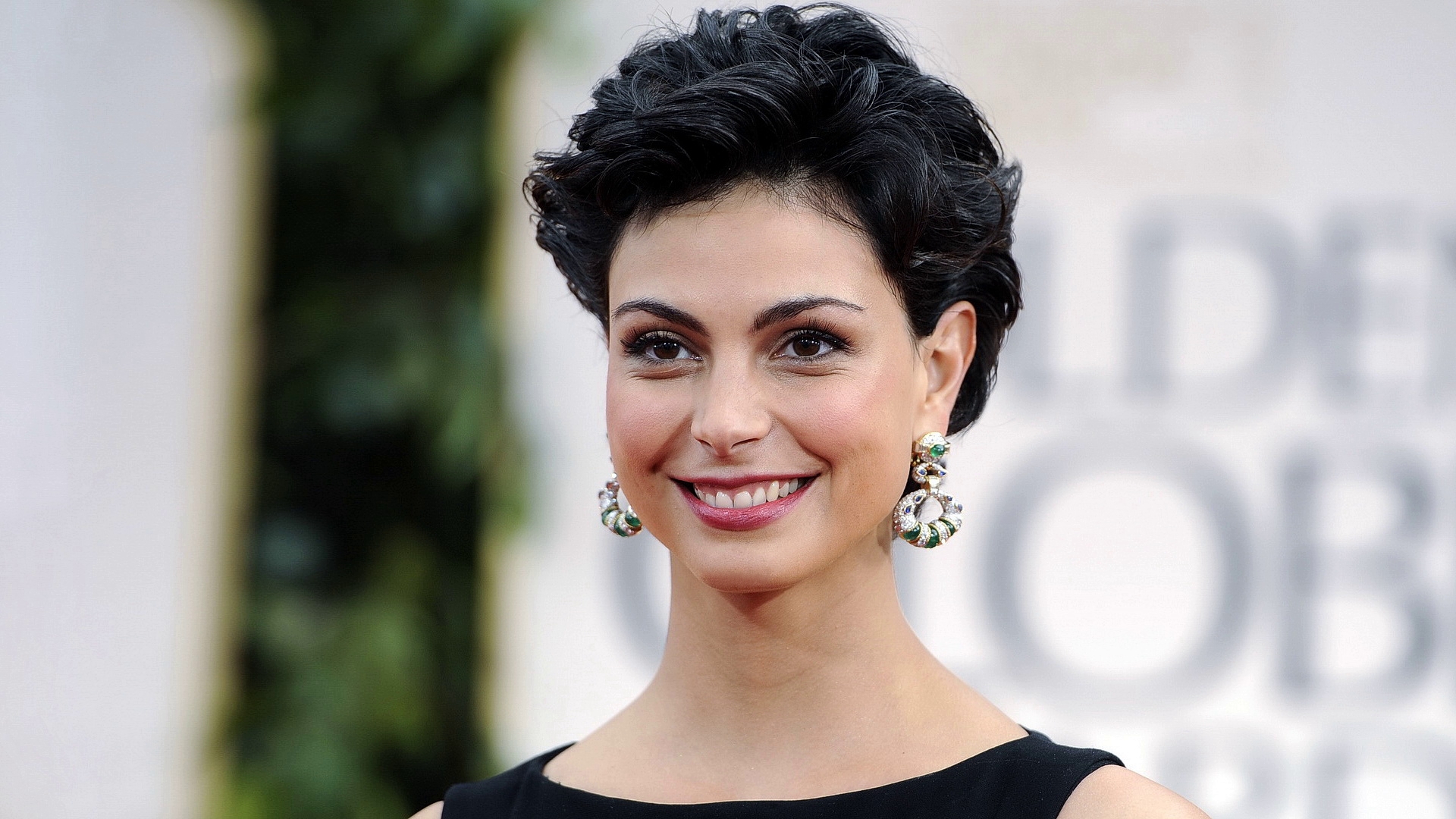 A portrait of actress Morena Baccarin and a smile · 2560x1440 QHD ...