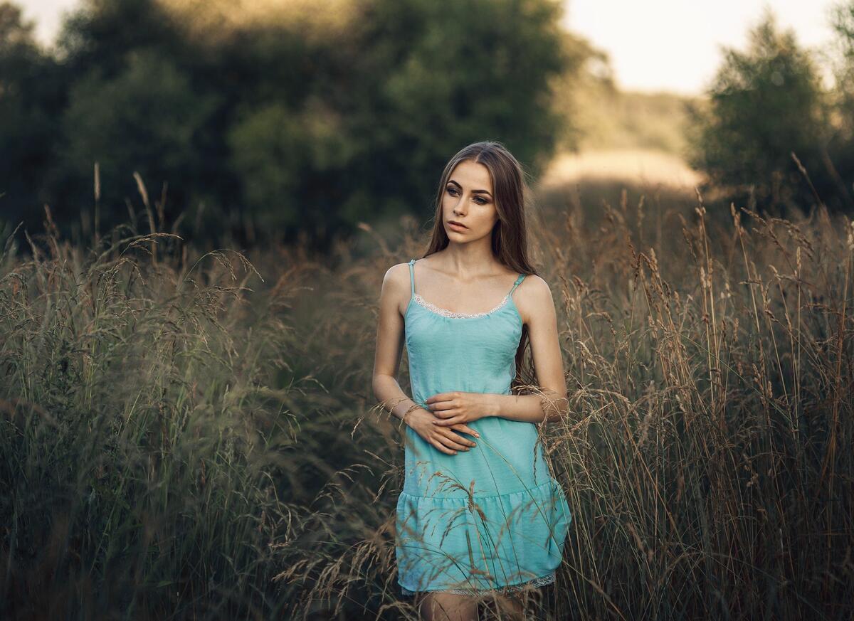 Девушка в голубом платье · бесплатная фотография от Godlike картинки