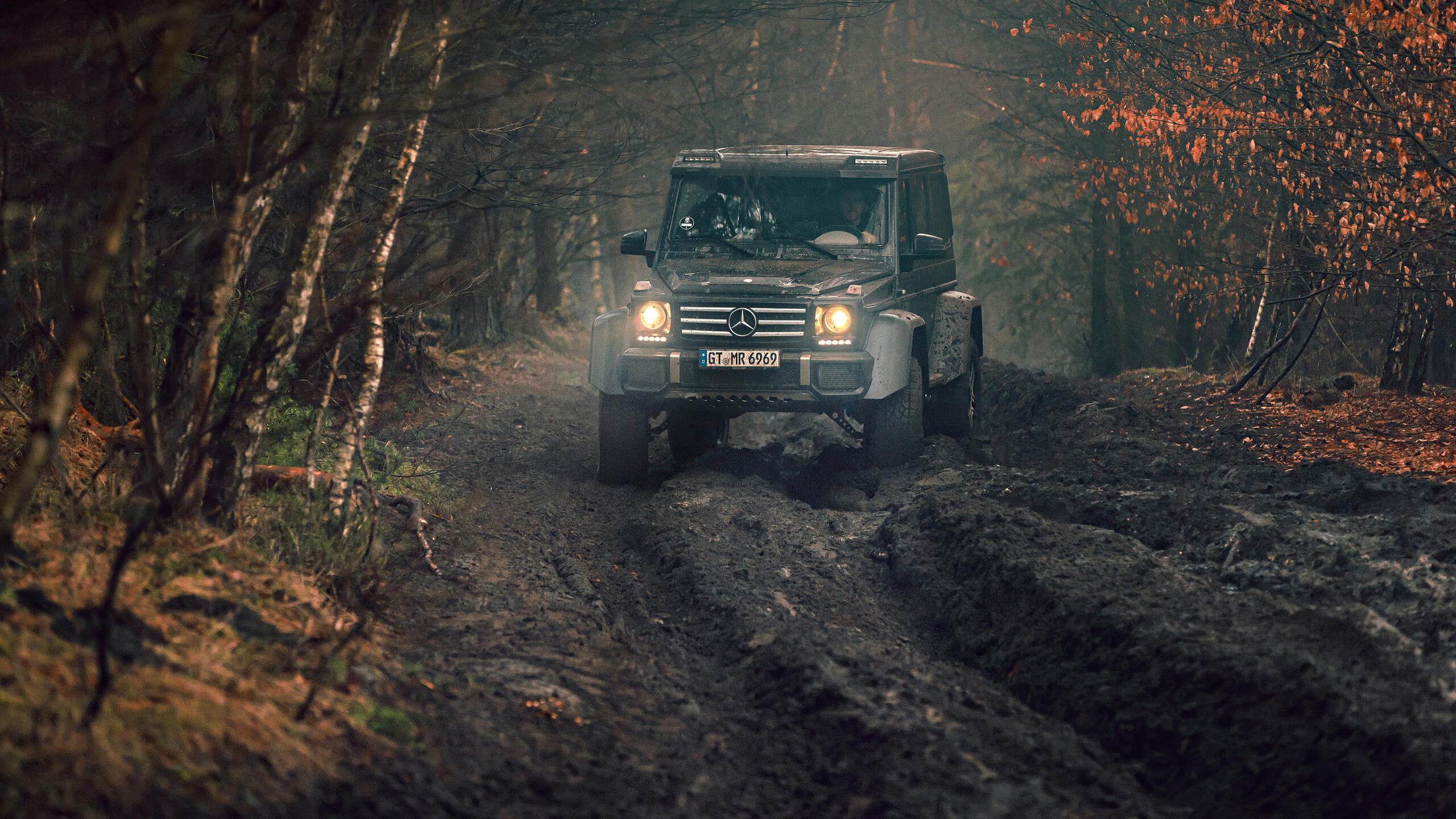 Черный Mercedes G Class едет по грязи · 2560x1440 Qhd And Wqhd 169