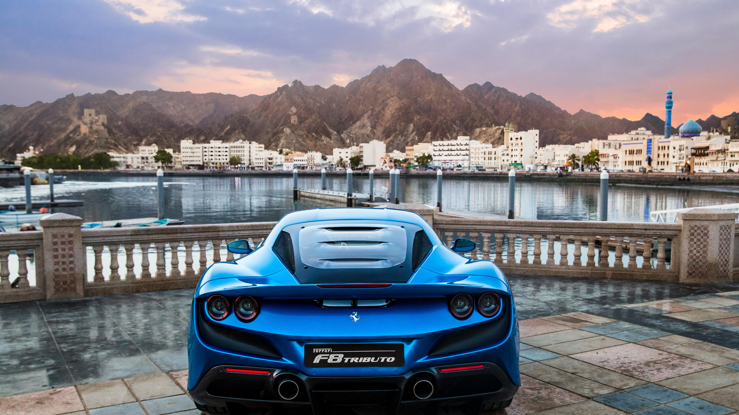 Ferrari F8 Tributo 2019 года синего цвета вид сзади на берегу моря