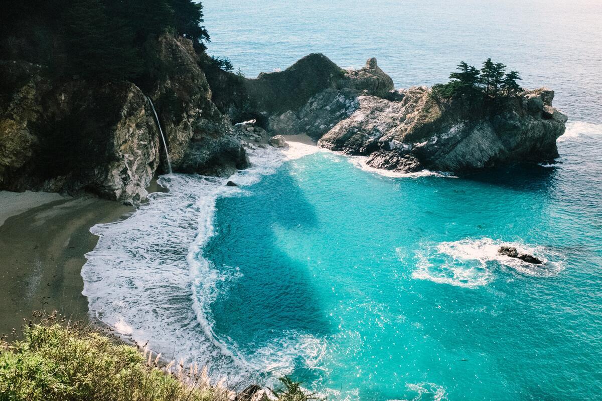 Маленький пляж на берегу моря · бесплатная фотография от Axebourne