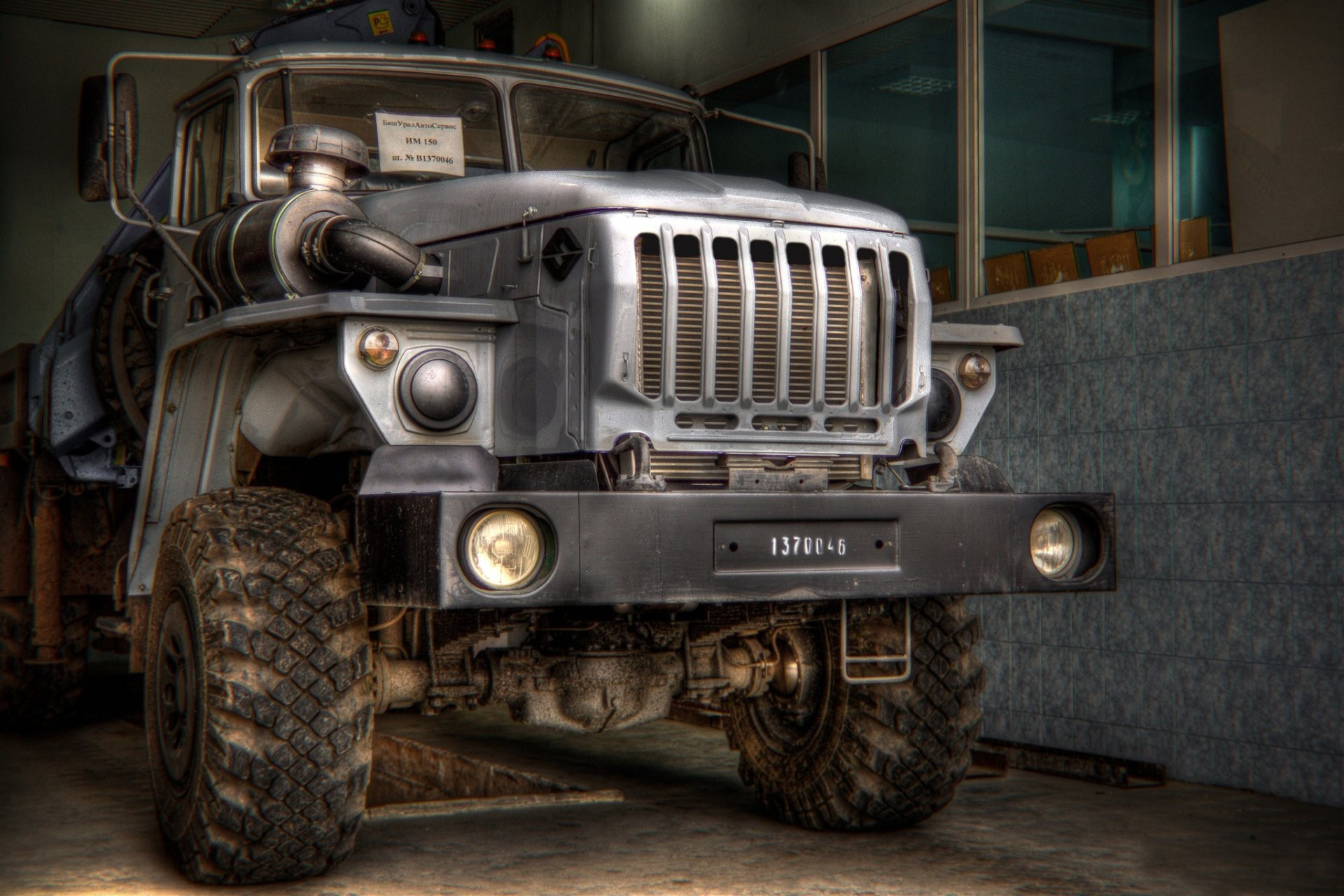 Урал стоит в гараже · 1920x1080 Full HD бесплатная фотография от ...