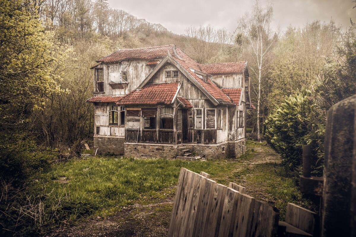 Старинный забытый деревянный дом · бесплатная фотография от Bradeya