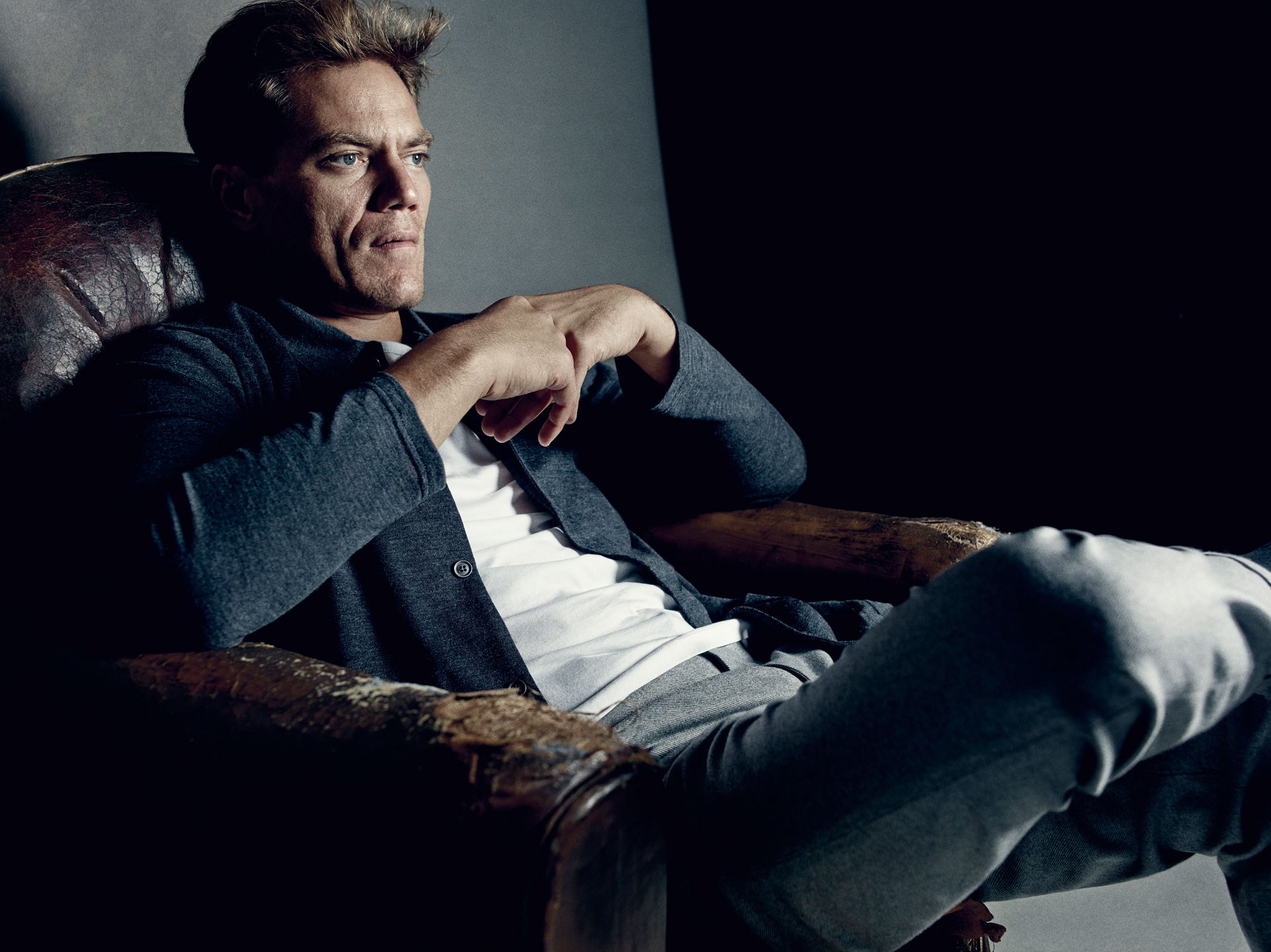 Wallpapers seated actor Gentleman foto Screenshot 1920x1080 Full HD ...