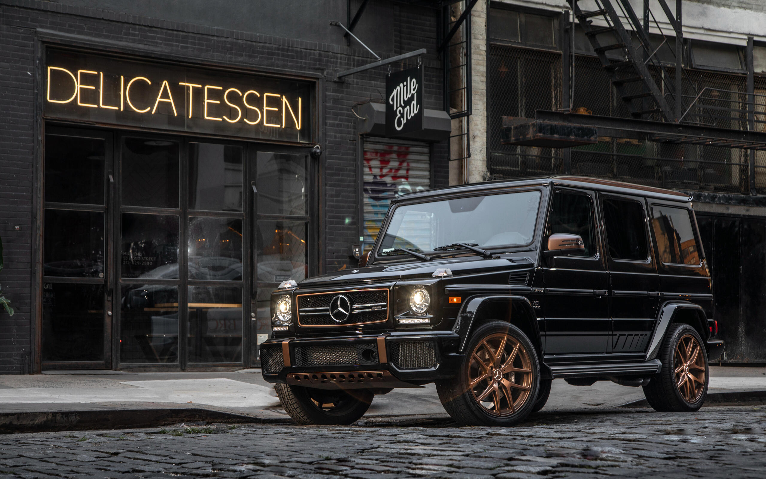 Mercedes G Class черного цвета на золотых дисках · 2560x1600 бесплатная
