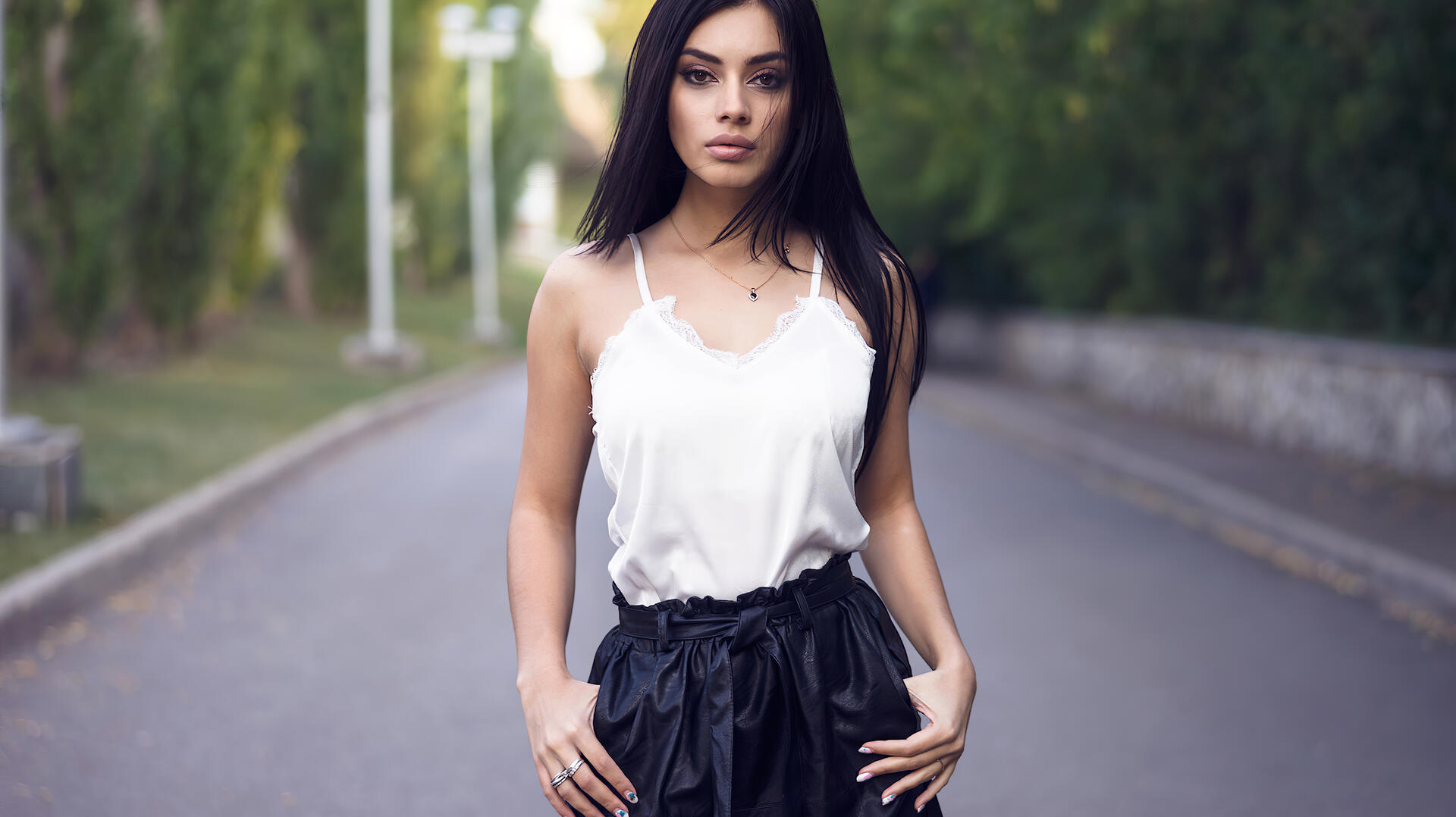 Брюнетка в белой блузке · 1920x1080 Full Hd бесплатная фотография от