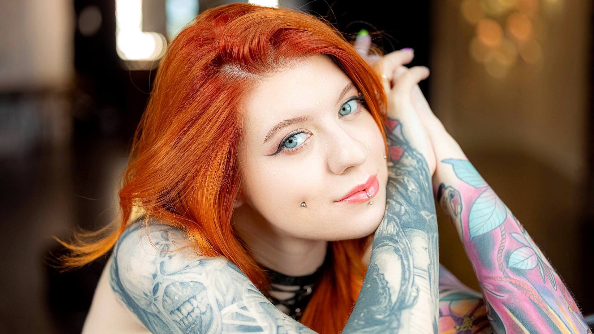 Портрет модели Vera Faith сидящей в комнате · 1920x1080 Full HD ...